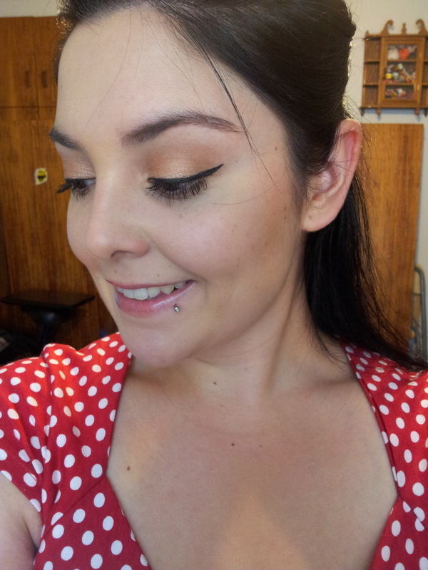 Lid - All that glitters (MAC), outer V - Honesty (MAC), Very outer V ...